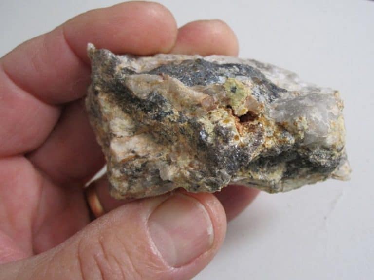 Bismuth natif, Zavaritskite, Russellite, carrière de Beauvoir à ...