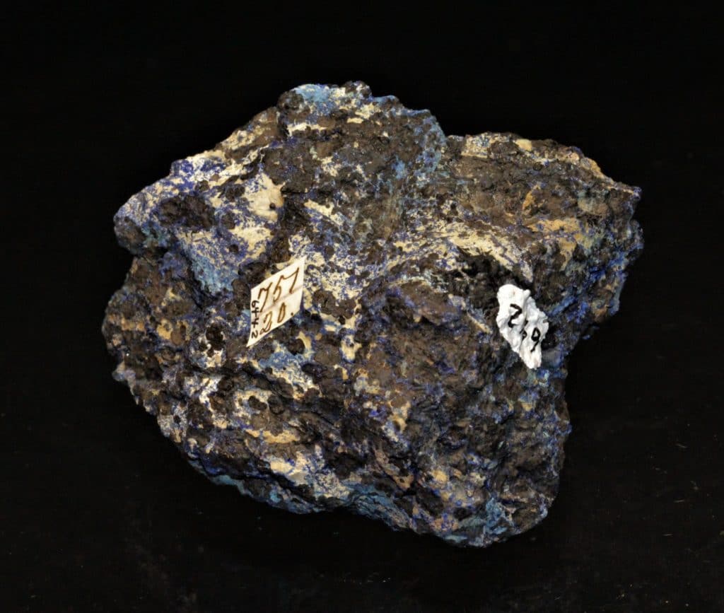 Ténorite (melaconite) et azurite, mine de Chessy, Rhône.