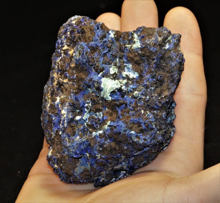 Ténorite (melaconite) et azurite, mine de Chessy, Rhône.