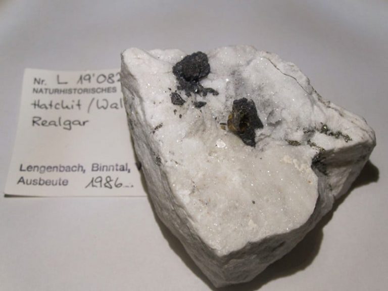 Hatchite et wallisite, Lengenbach, Binntal, Valais, Suisse.