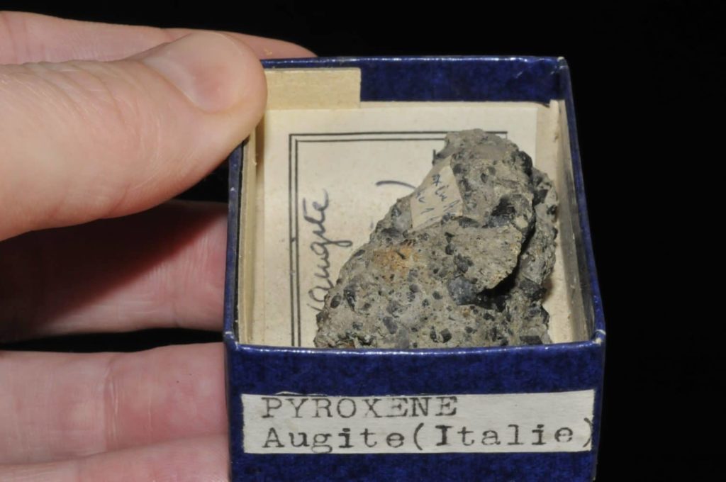 Augite pyroxène d'Italie (ex Deyrolle)