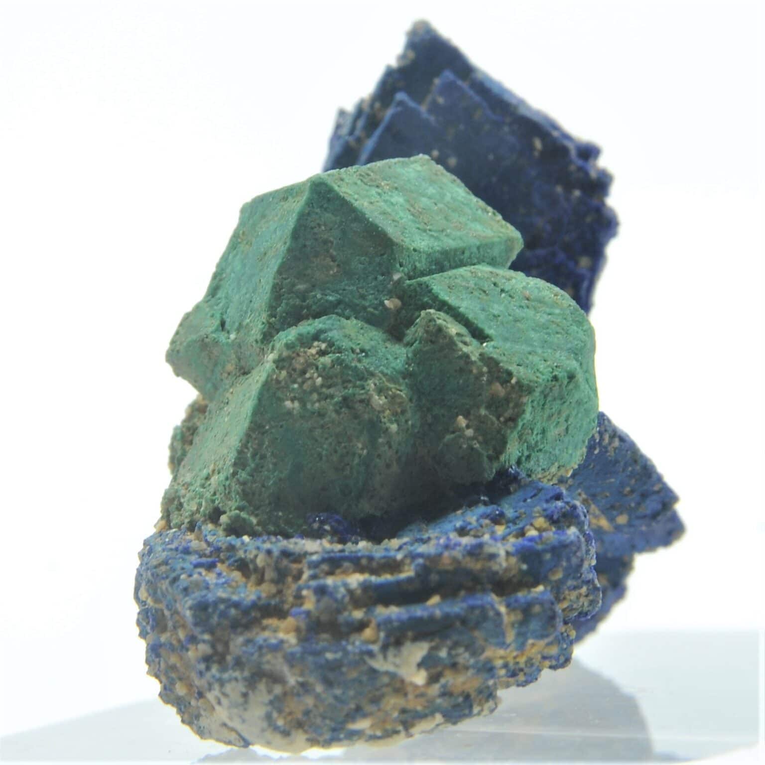 Cuprite et Malachite, sur Azurite (Chessylite), Chessy, Rhône.