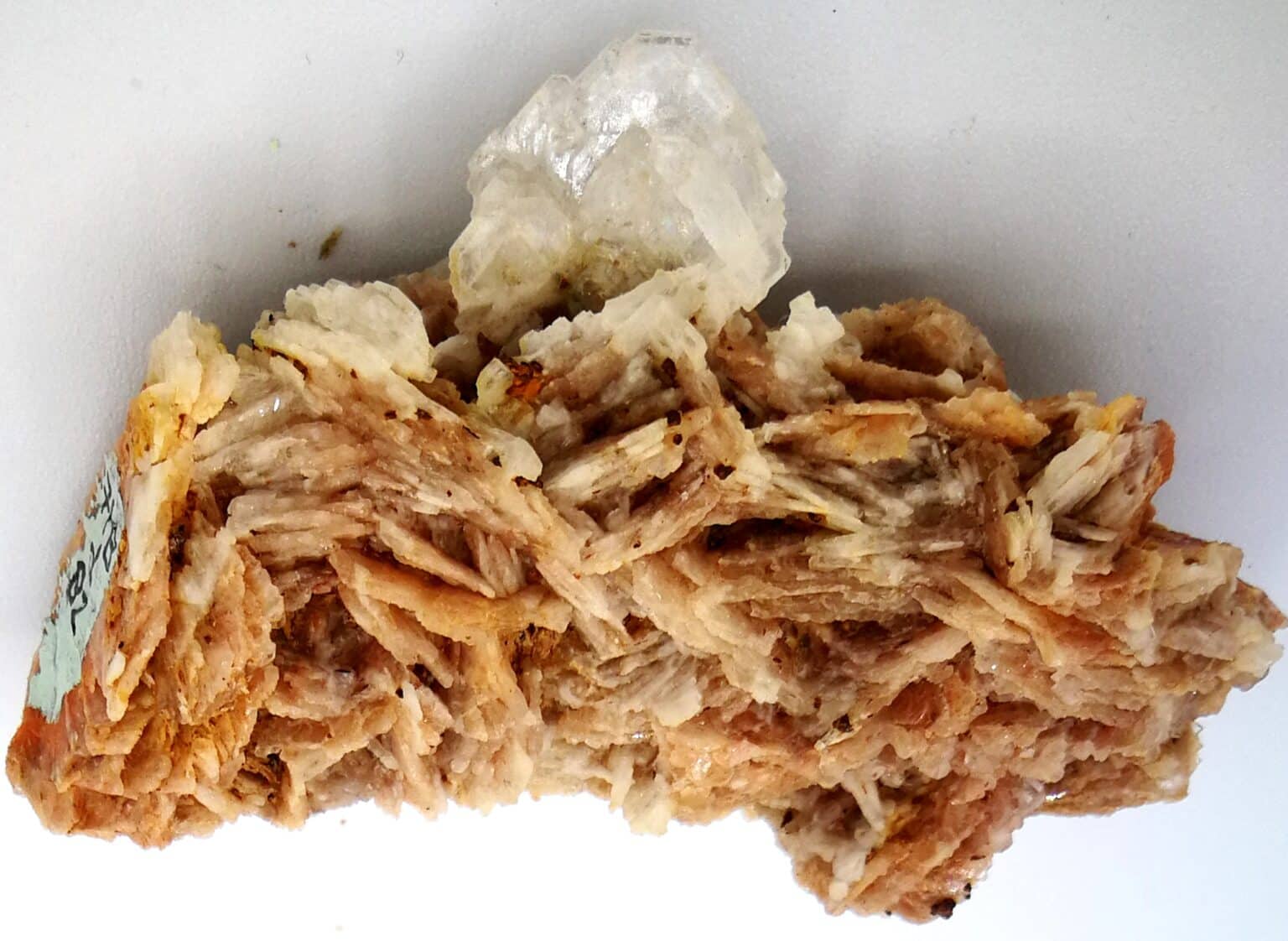 Baryte rosâtre surmontée d'un grand cristal de baryte incolore , Mines ...