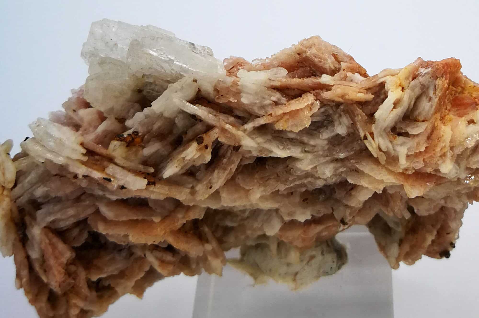 Baryte rosâtre surmontée d'un grand cristal de baryte incolore , Mines ...