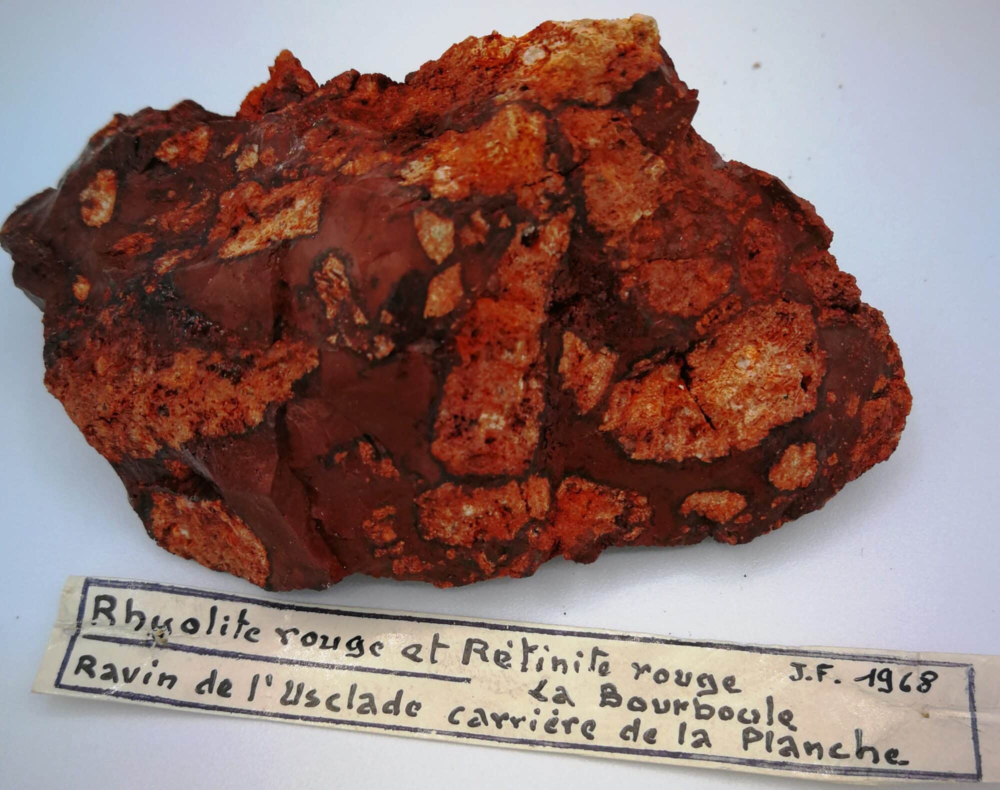 Rétinite rouge, ravin de l'Usclade, La Bourboule, Puy-de-Dôme.